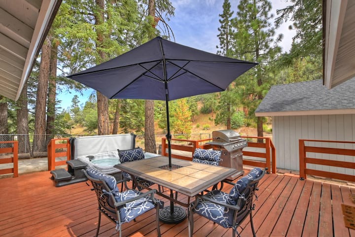 Canyon Hideaway By Destination Big Bear : Hot Tub! Pet Friendly! Fenced Yard! Scenic Moonridge Location Close To National Forest! - Forest Falls, CA