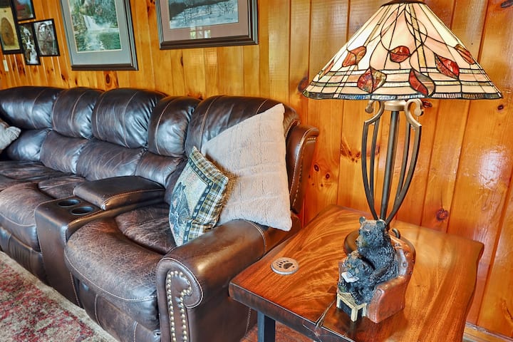 Walk To The Parkway - Cabin With Private Hot Tub! - Gatlinburg, TN