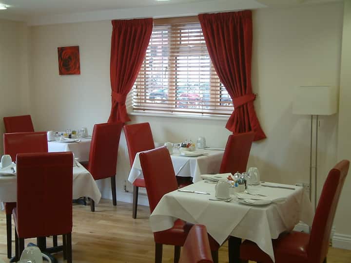 Family Room 2 Adults - 1 Child At Springfields - Horsham, UK