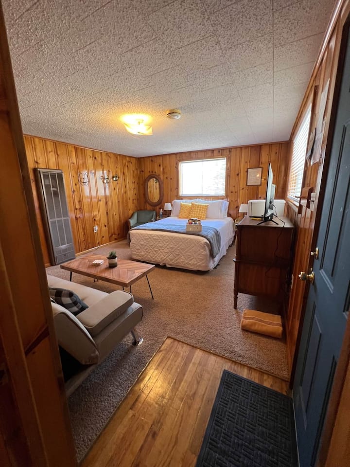 Mountain View Lodge Queen Single - Room 1 - Red River, NM