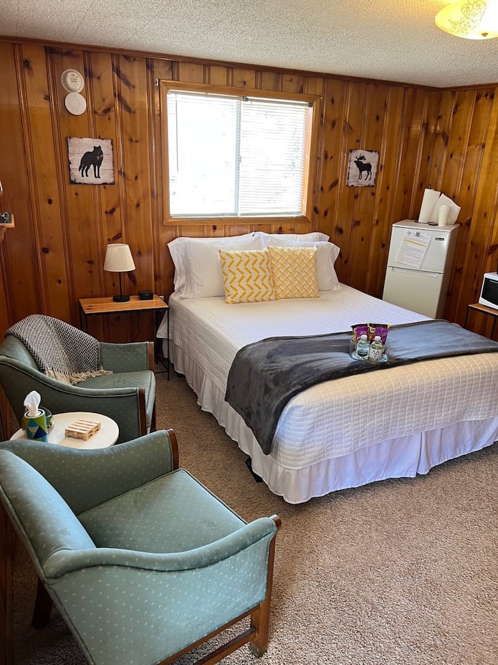Mountain View Lodge Queen Single Room 4 - Red River, NM