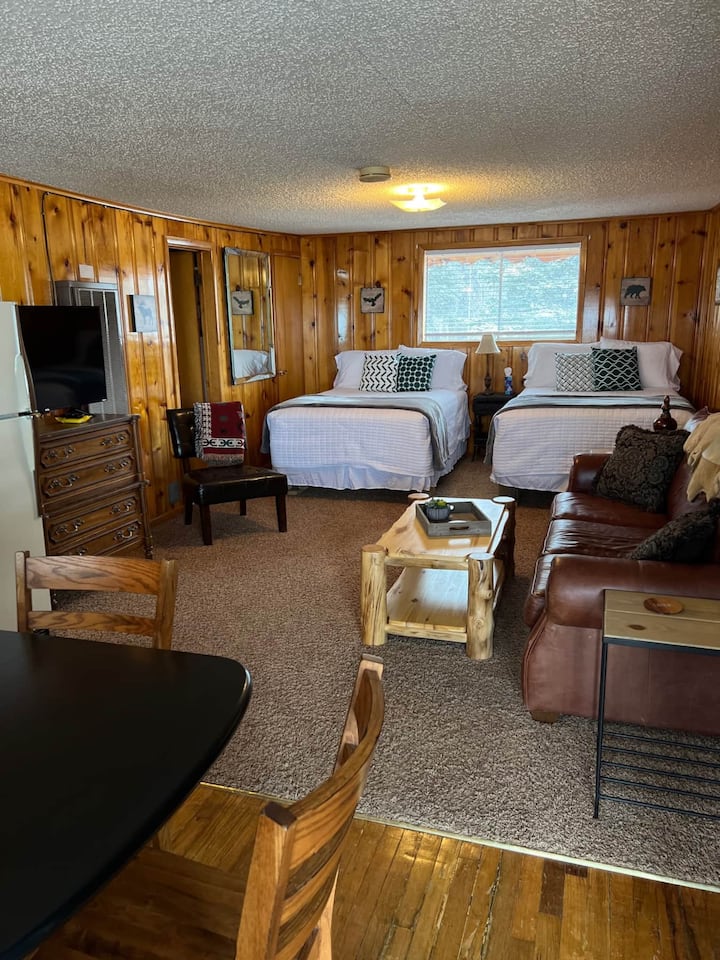 Mountain View Lodge Kitchenette Suite - Room 8 - Red River, NM