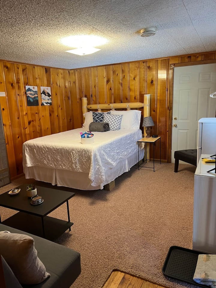 Mountain View Lodge Queen Single - Room 5 - Red River, NM