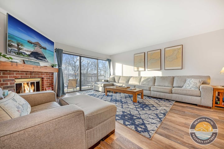Lake Geneva Condo With Pool, Fireplace & Parking - Lake Geneva, WI