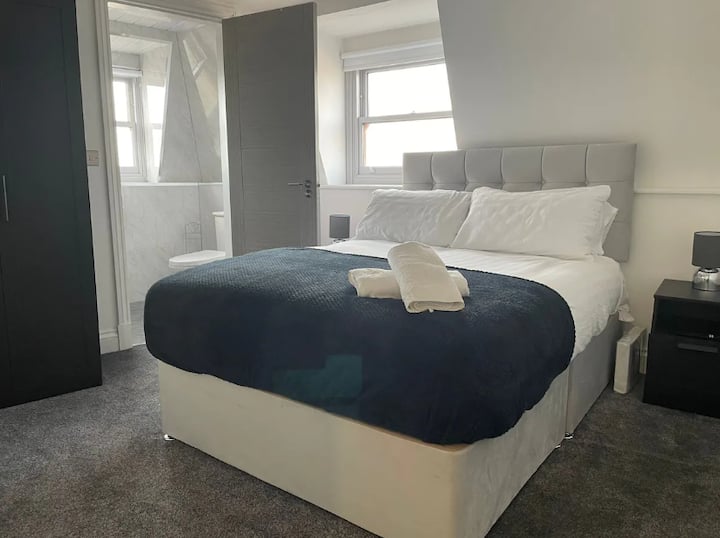 The Royal Crest- Room 5, Quad Room - Wirral