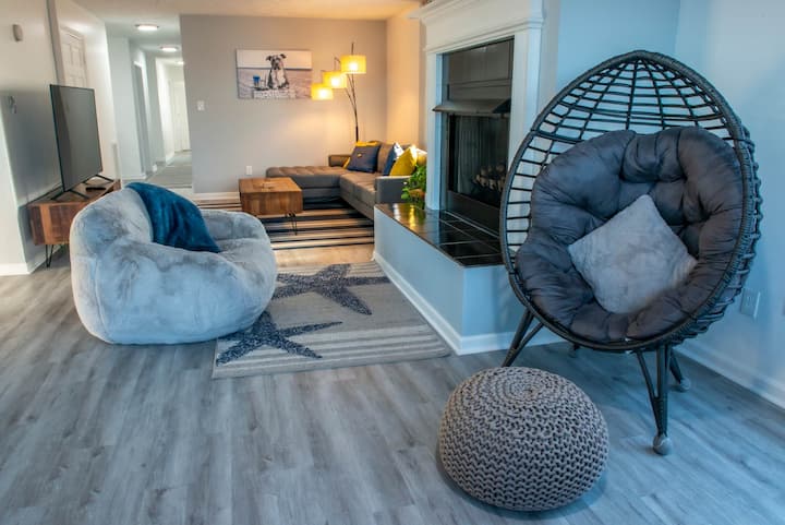 Beachfront Getaway, Pet Friendly, Dolphin Suite - Buckroe Beach, VA