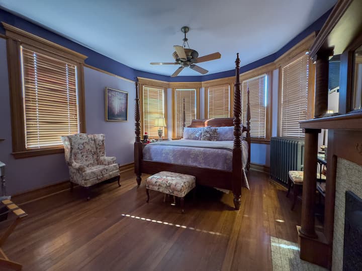 The Meadow - Main House Room With King Bed - Sutton Lake, WV