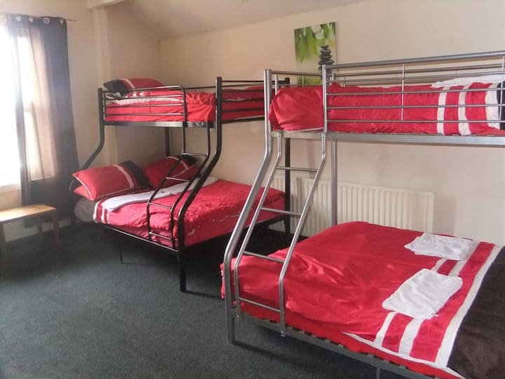 En-suite Family/group Bedroom: Room 7 - Sheffield