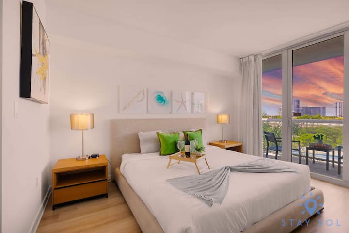 Modern Resort - Pool & Amenities - Hollywood, FL