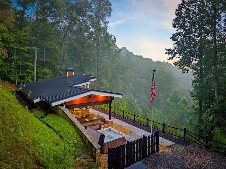 Luxe & Scenic Escape: Hot Tub ~ Breathtaking Views - Mineral Bluff, GA