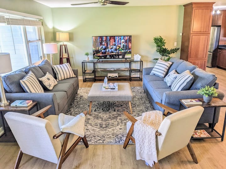 Enlivening House With Spacious Parking And Patio - Jacksonville, FL