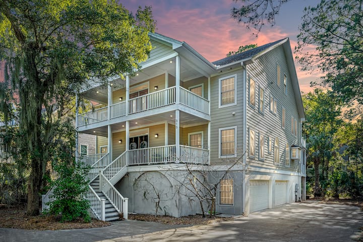 Grand Beach Retreat: 18 Guests, Steps To Folly Fun - Folly Beach, SC