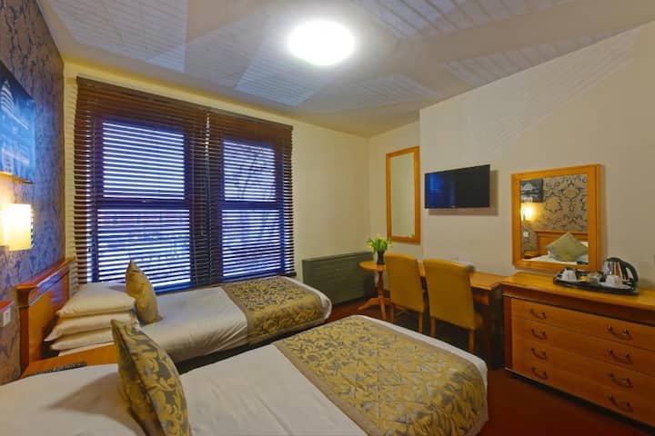Twin Ensuite At The Grainger Hotel - Newcastle upon Tyne