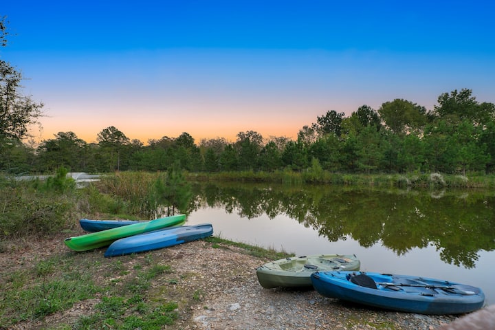 Enchanting Waterfront Cabin W/ Private Boardwalk! - Broken Bow