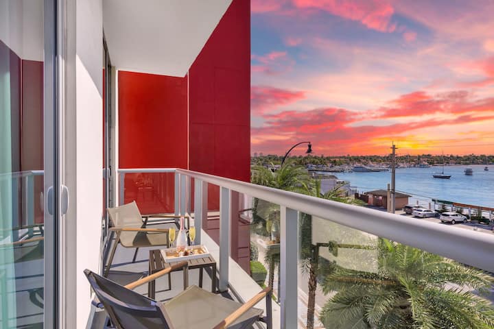 Front Bay View Terrace | Amazing Pool - Hollywood, FL