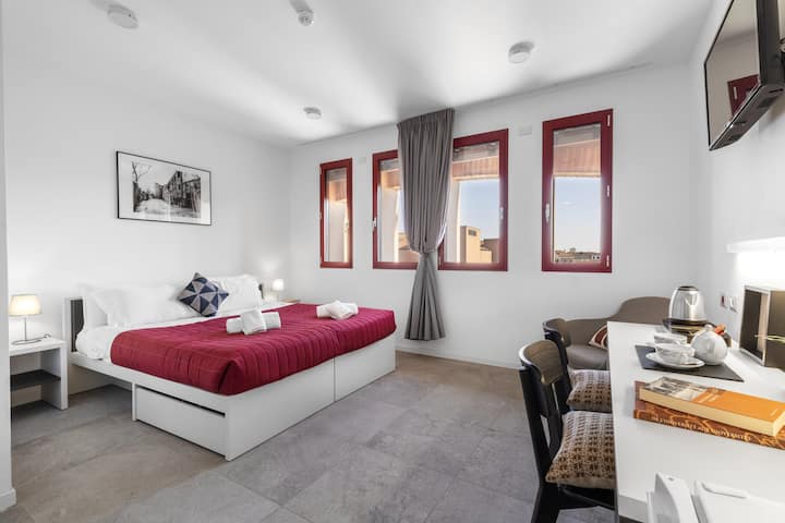 King Size Bedroom With Private Bathroom - Venice