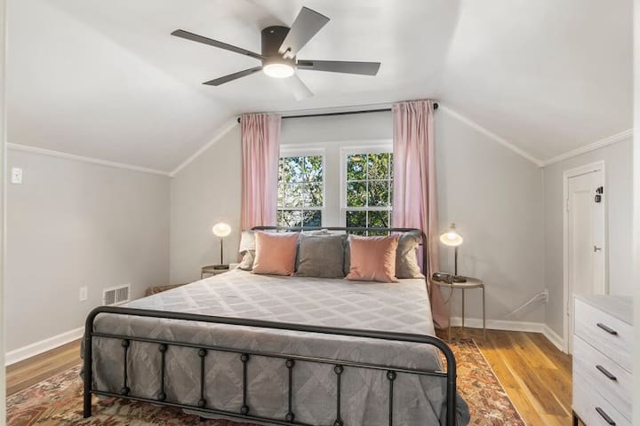 Expo's Cheerful 4-bed W/firepit Cherry St, Uticasq - Tulsa, OK