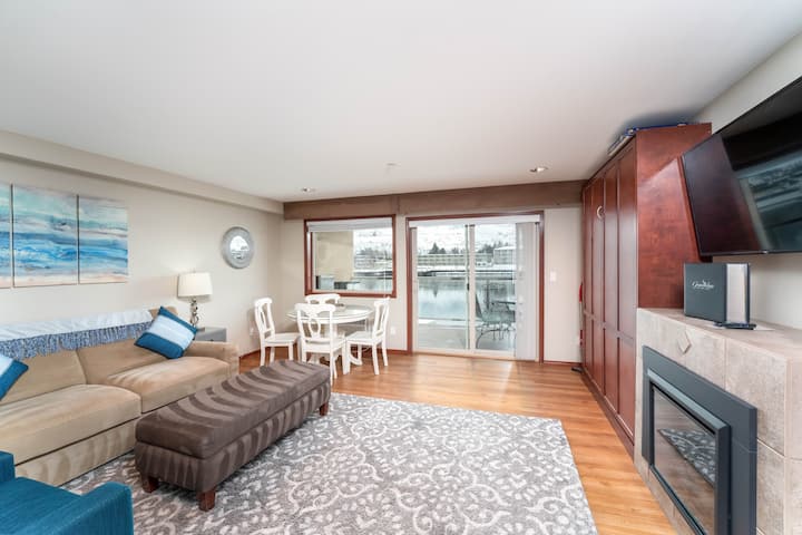 Grandview 624 Waterfront Condo On Lake Chelan - Chelan, WA