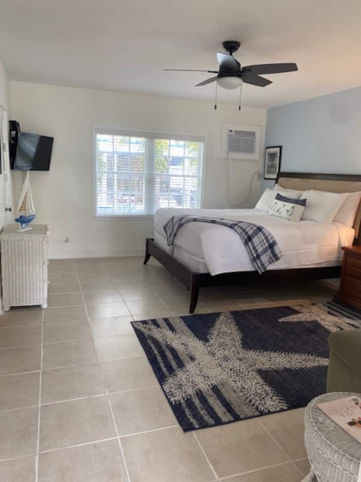 Large Studio Apt- Steps To The Beach - Room I - Fort Lauderdale, FL