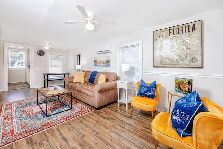 Cheerful Coastal Cottage Close To Beach - Palm Harbor, FL
