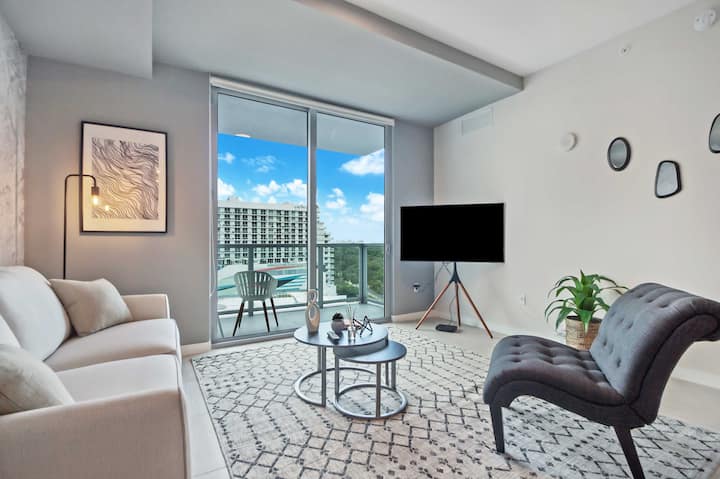 One Bedroom Condo King Bed With City Views - Miami, FL