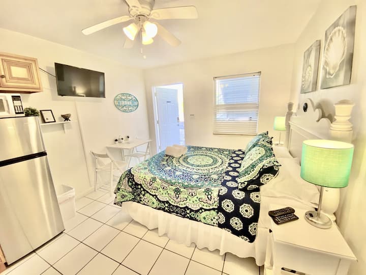 Romantic Gateway Apt Steps From Beach Boardwalk - Dania Beach, FL