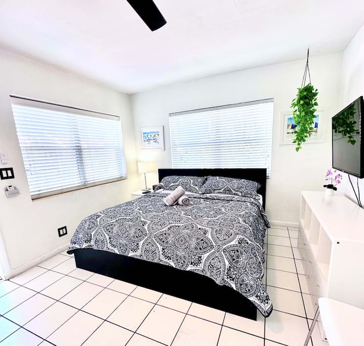 Sunny Spacious Studio Steps From The Beach - Plantation, FL