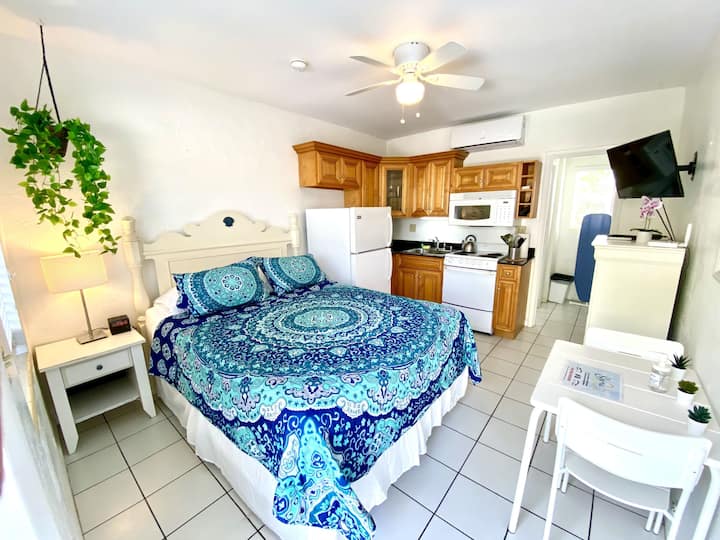 Steps To Beach & Boardwalk, The Romantic Place - Miami Gardens, FL