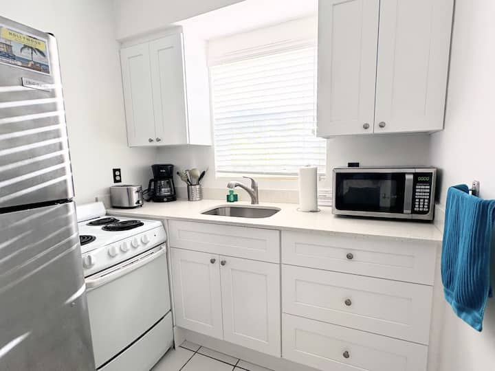 Just Steps From The Beach – Apartment For 3 - Miami Gardens, FL