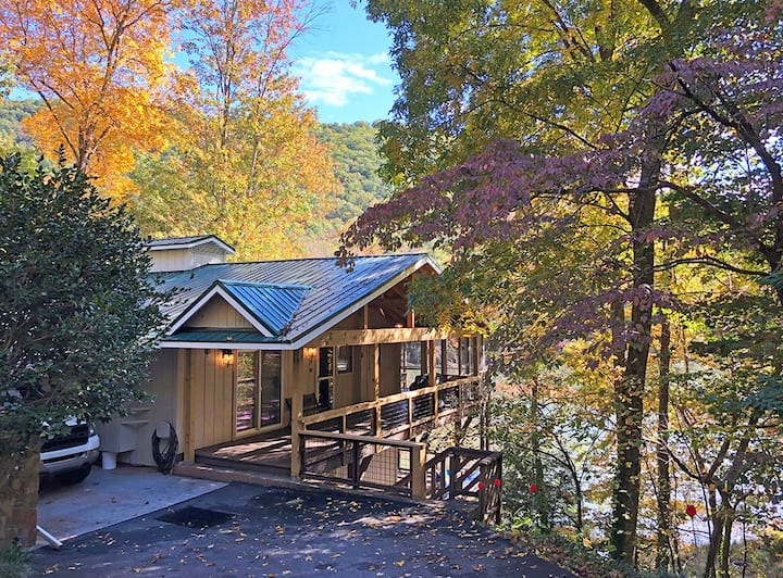 Lakefront Rumbling Bald Retreat, Hottub, Kayaks, S - Lake Lure, NC