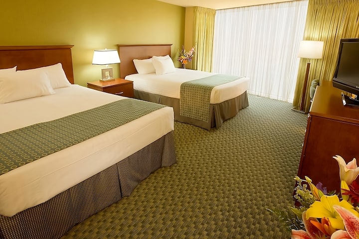 2 Riverview Rooms W/ 2 Queens At Aquarius Casino - Laughlin, NV