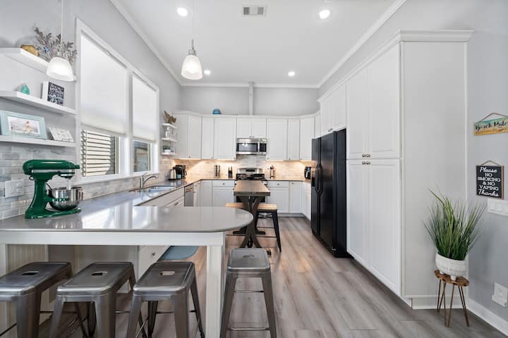 Galveston Family Beach Home | King + Bunks - Beach Access, Galveston