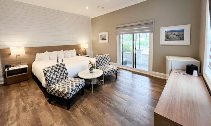 Colonial Hotel & Suites - Premium Single King - Grand Bend