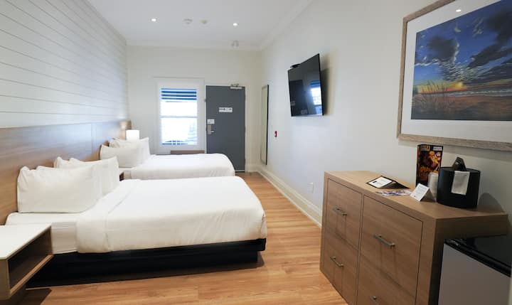 Colonial Hotel & Suites - Premium Double Queen - Grand Bend
