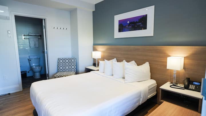 Colonial Hotel & Suites - Premium  Single Queen - Grand Bend