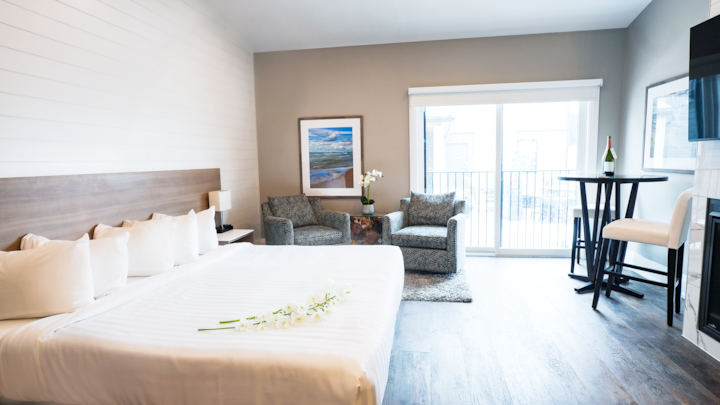 Colonial Hotel & Suites - Honeymoon Suite, - Grand Bend