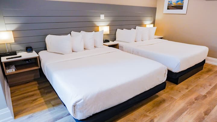Colonial Hotel & Suites - Triple Queen - Grand Bend
