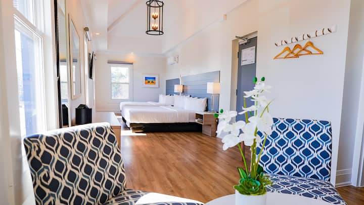 Colonial Hotel & Suites - Tower Room - Grand Bend