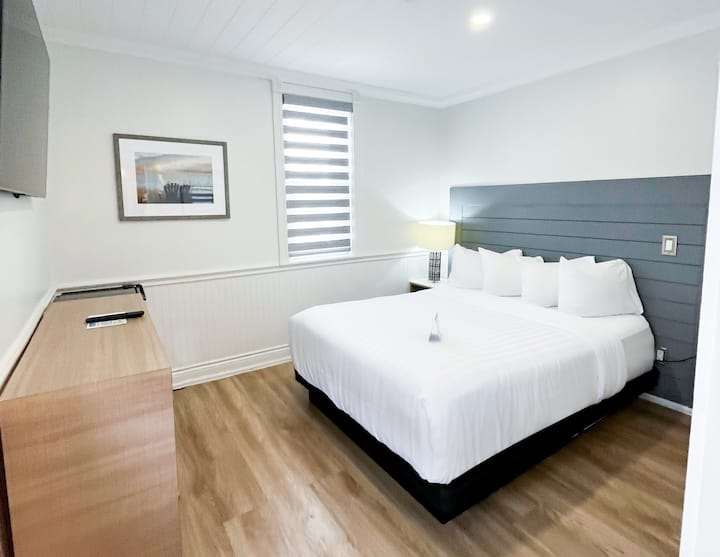 Colonial Hotel & Suites - Standard Queen - Grand Bend