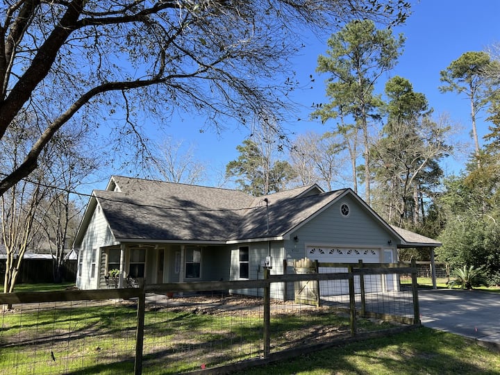 Woodside Charm: Comfort & Serenity In The Trees - Tomball, TX