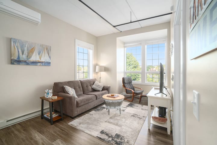 Downtown Waterview Condo At Edgewater - Manistee, MI