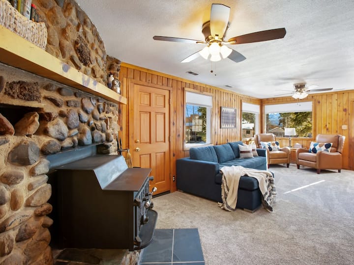 Cheerful Retreat W/ Hot Tub | Fireplace - Midterm - Woodland Park, CO