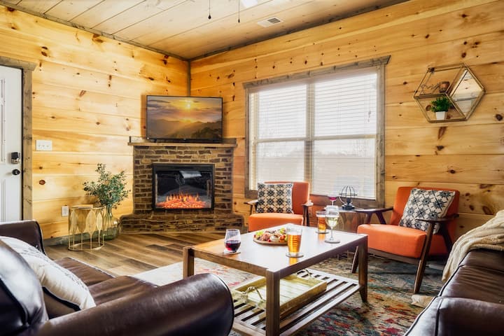 Paws Retreat: 5br/3ba, Pvt Hot Tub - Sleeps 14 - Sevierville, TN