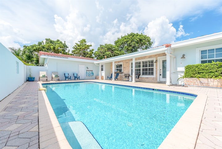 North Palm Beach Retreat | Pool, King Suites, Golf - North Palm Beach, FL