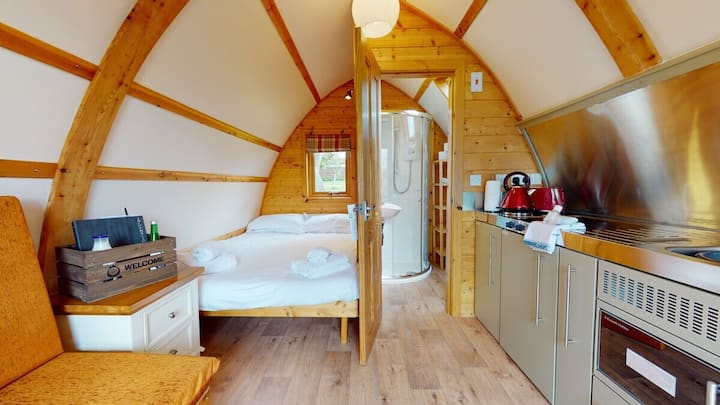 Pippin  Delightful En-suite Wigwam With Hot Tub - Hertfordshire
