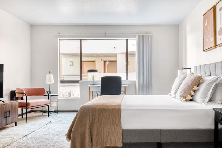 Blueground | Studio City, Gym, Pool, Nr Groceries - Los Angeles, CA