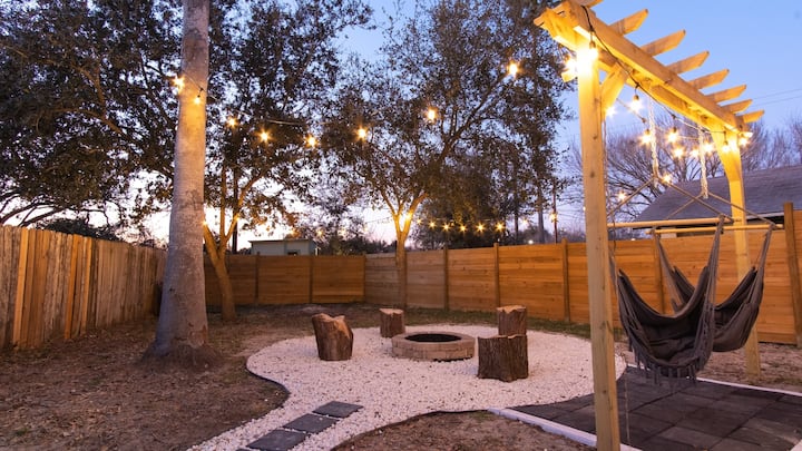Designer Oasis: King Bed | Tranquil Backyard - 德克薩斯