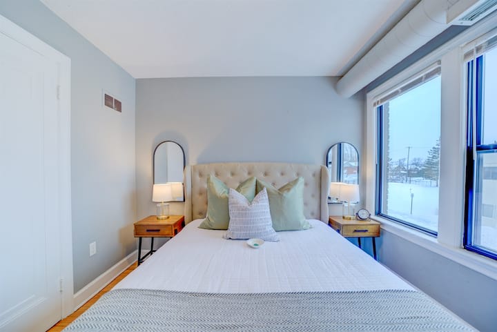 Lovely Mid-century Modern - Apt B - Muskegon, MI