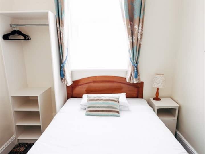 Single Ensuite With Shower At The Cliff Hall - Shanklin