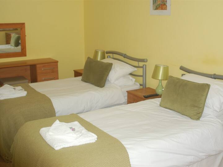 Twin Ensuite At Falcons Nest - Cambridgeshire